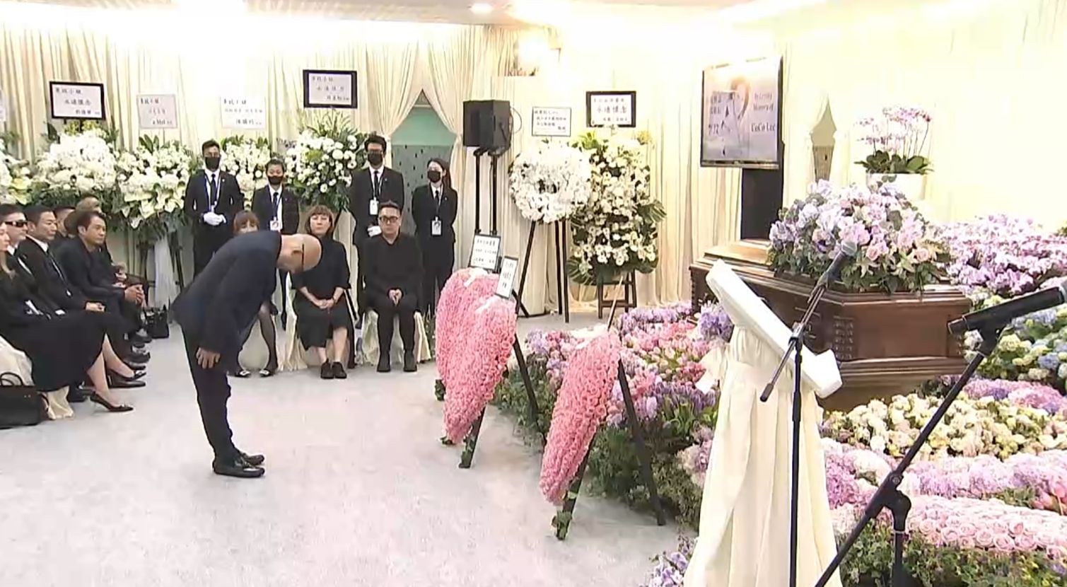 Coco Lee's funeral scene: Purple bouquets were placed in the coffin ...