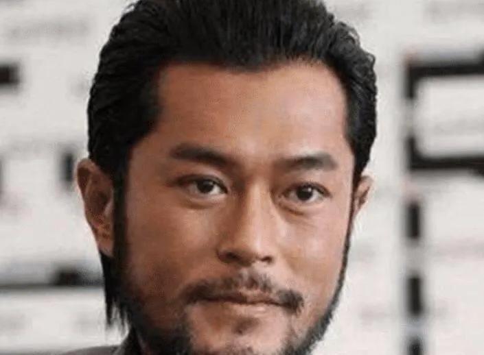 Male stars with beards = plastic surgery?Or disfigured? - iNEWS