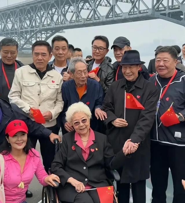 Veteran actors gather in Nanjing! Li Xuejian looks stylish, Chen Baoguo ...