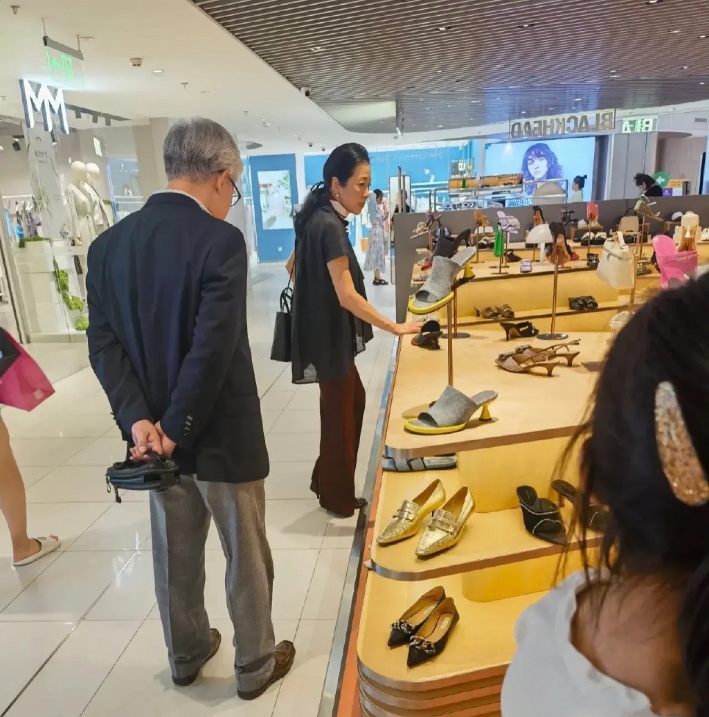 Zhu Lingling and her husband attended the event, wearing jewelry worth ...