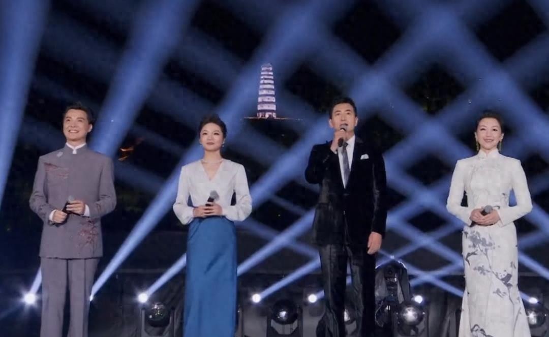 The actresses at the CCTV Mid-Autumn Festival Gala are stunning! Yang Mi's cheongsam is uneven ...