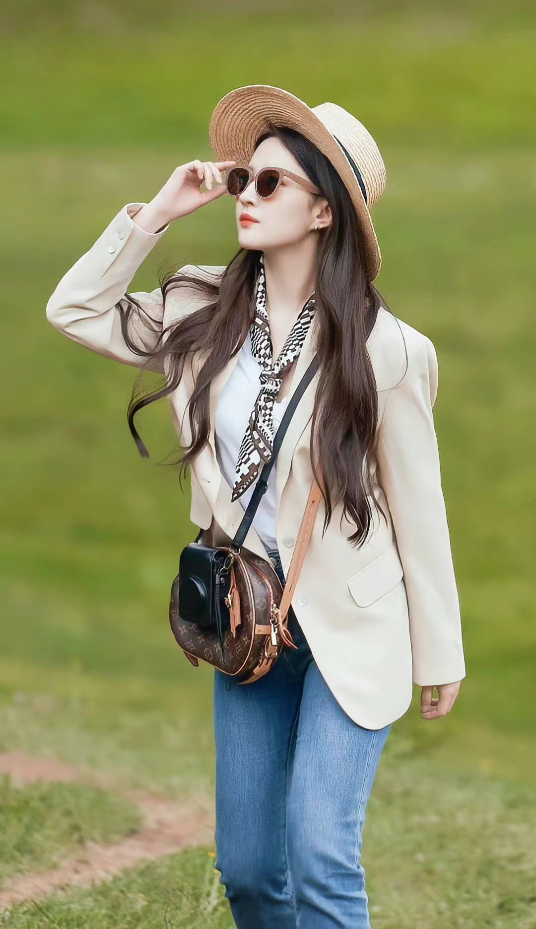 Liu Yifei reproduced Xu Hongdou, wearing a suit and jeans to take ...