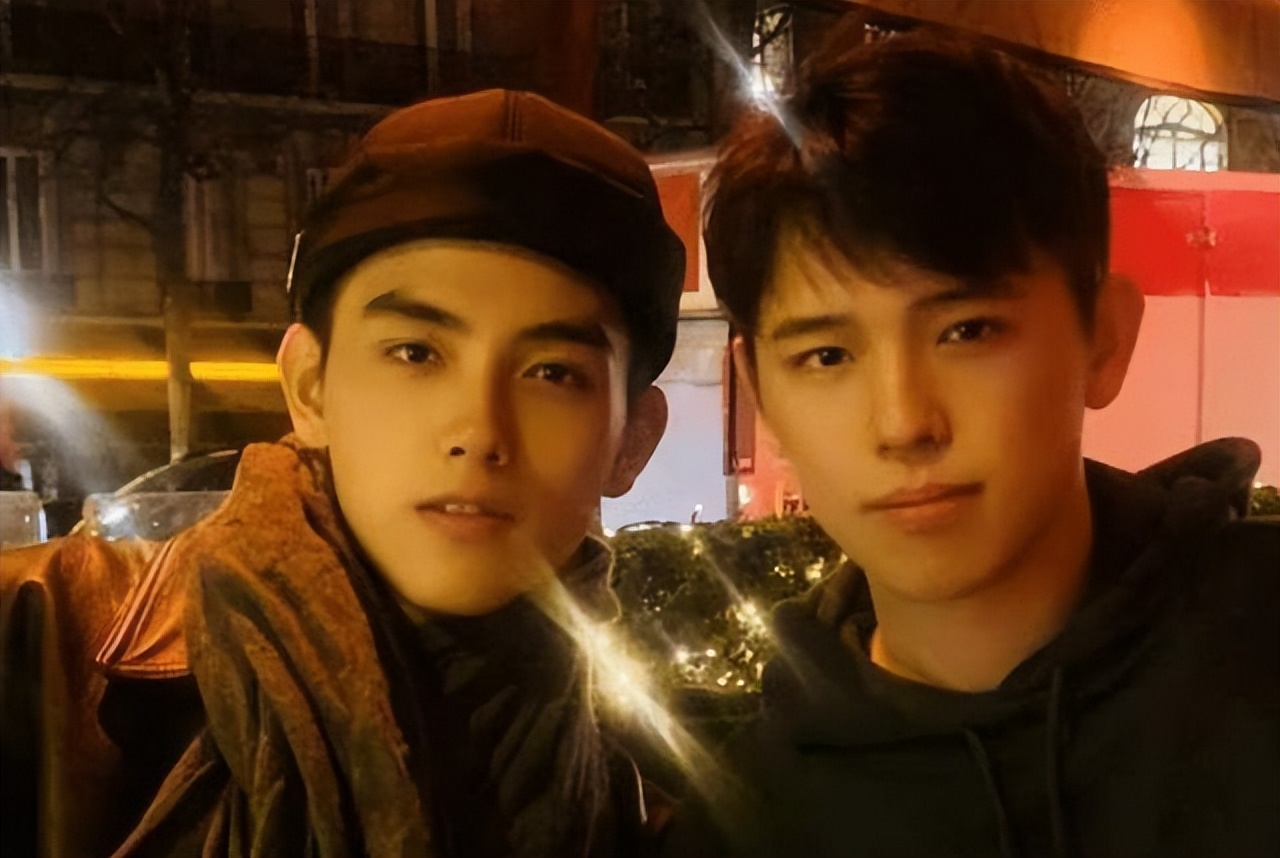 Chen Feiyu goes shopping with his family, 54-year-old Chen Hong looks ...