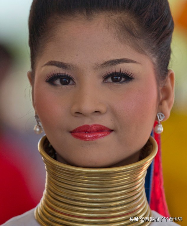 Padang, the birthplace of the beauty queen with the longest neck in the ...