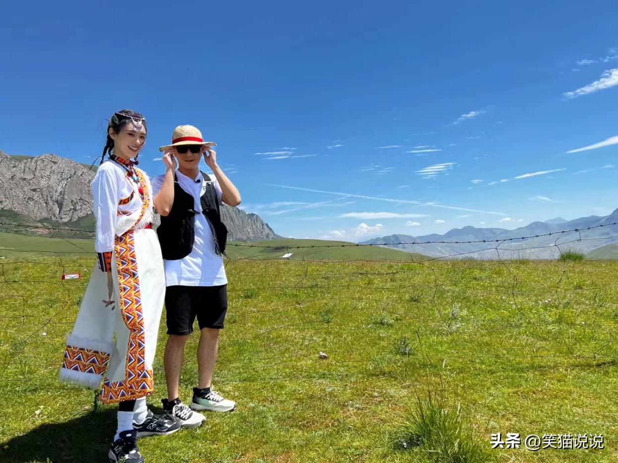 Xi Mengyao posted a photo: Wearing Tibetan costumes is so beautiful, and the sweet photo with He ...