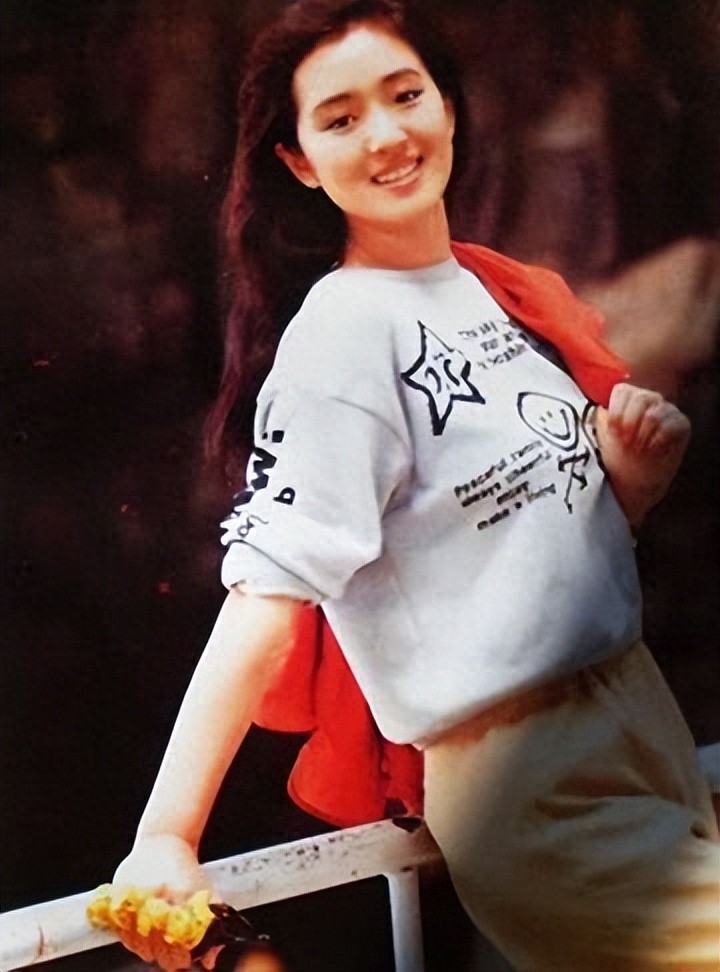 Gong Li once filmed a large-scale film, helping a man with his hands ...