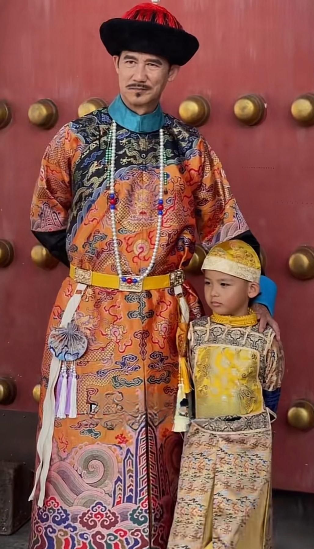 Li Zixiong's family visits the Forbidden City, wearing ancient costumes ...