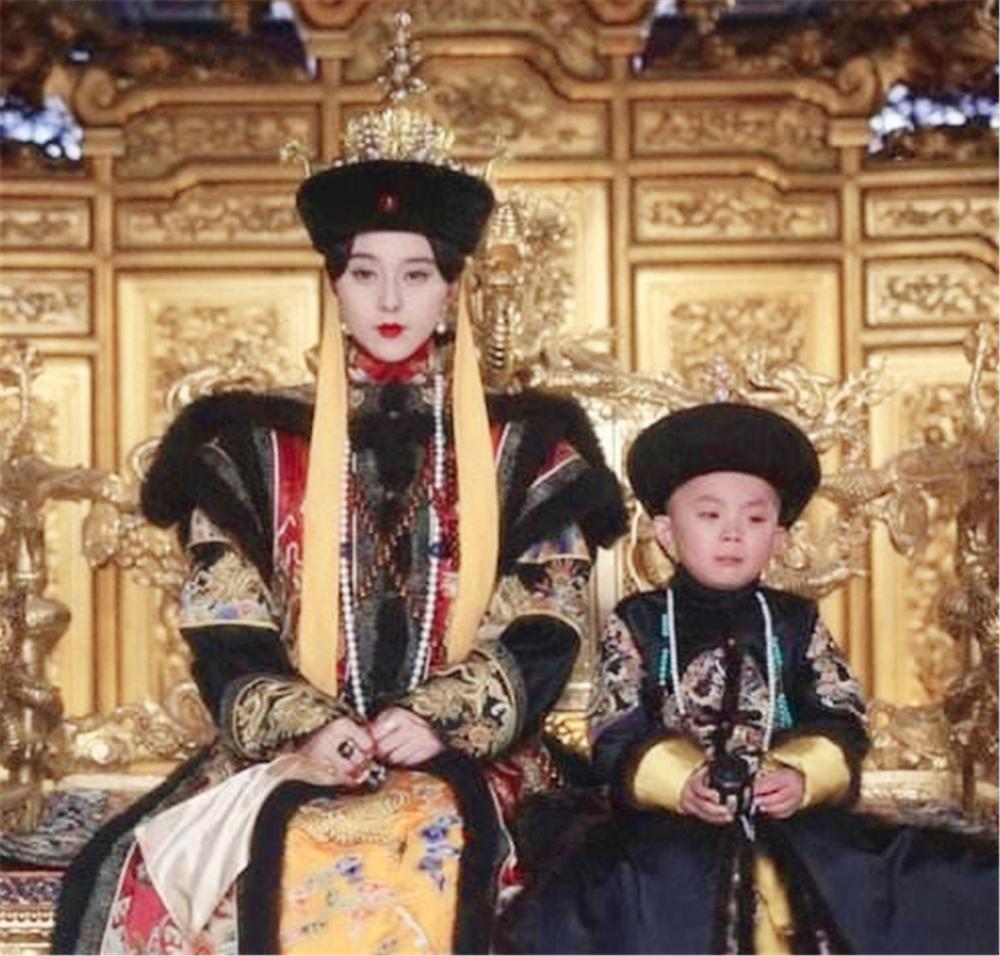After the death of Cixi, the secret room of her bedroom was opened, and ...