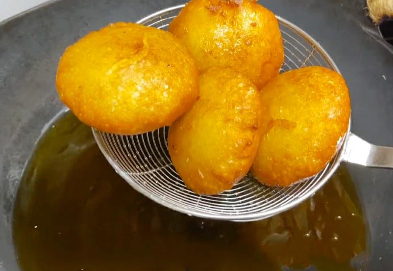 Old-fashioned fried sugar cake: a classic traditional delicacy - iMedia