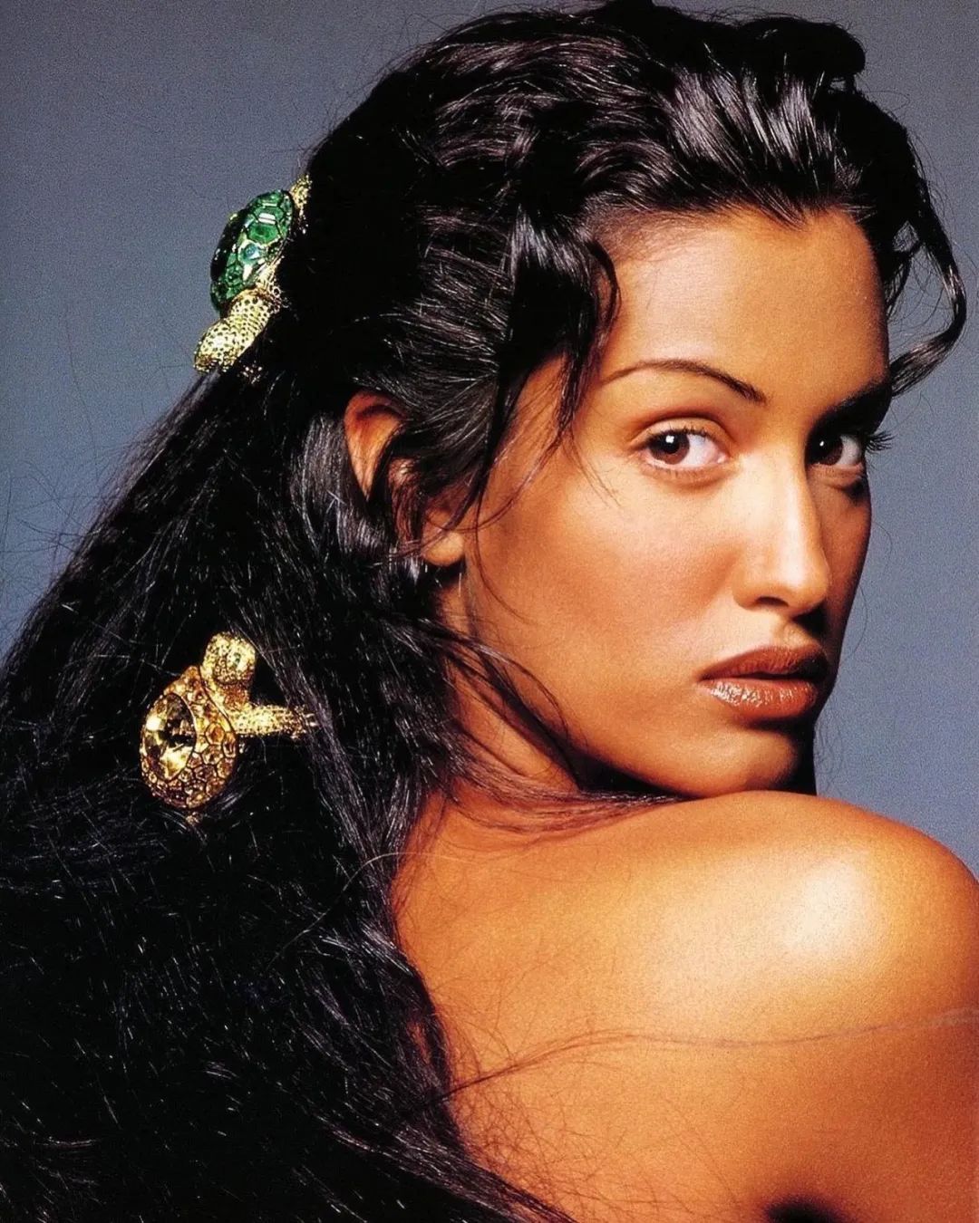 1990s Pakistani model Yasmeen Ghauri opens social media account - iNEWS