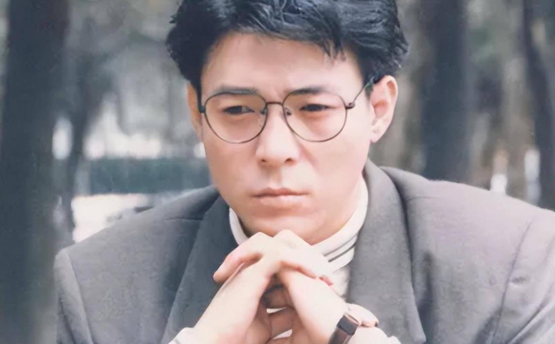 Jiang Yuheng's gaffe after drinking caused controversy, and he took a close photo with a ...