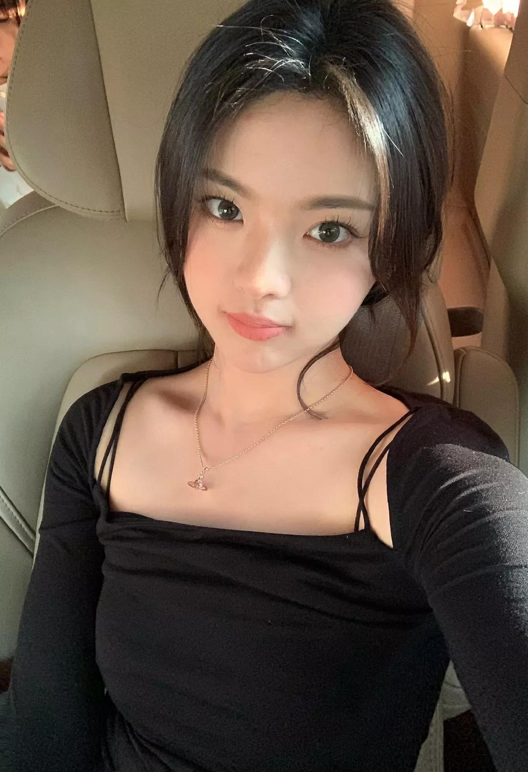 Yang Chaoyue takes a selfie - iMedia