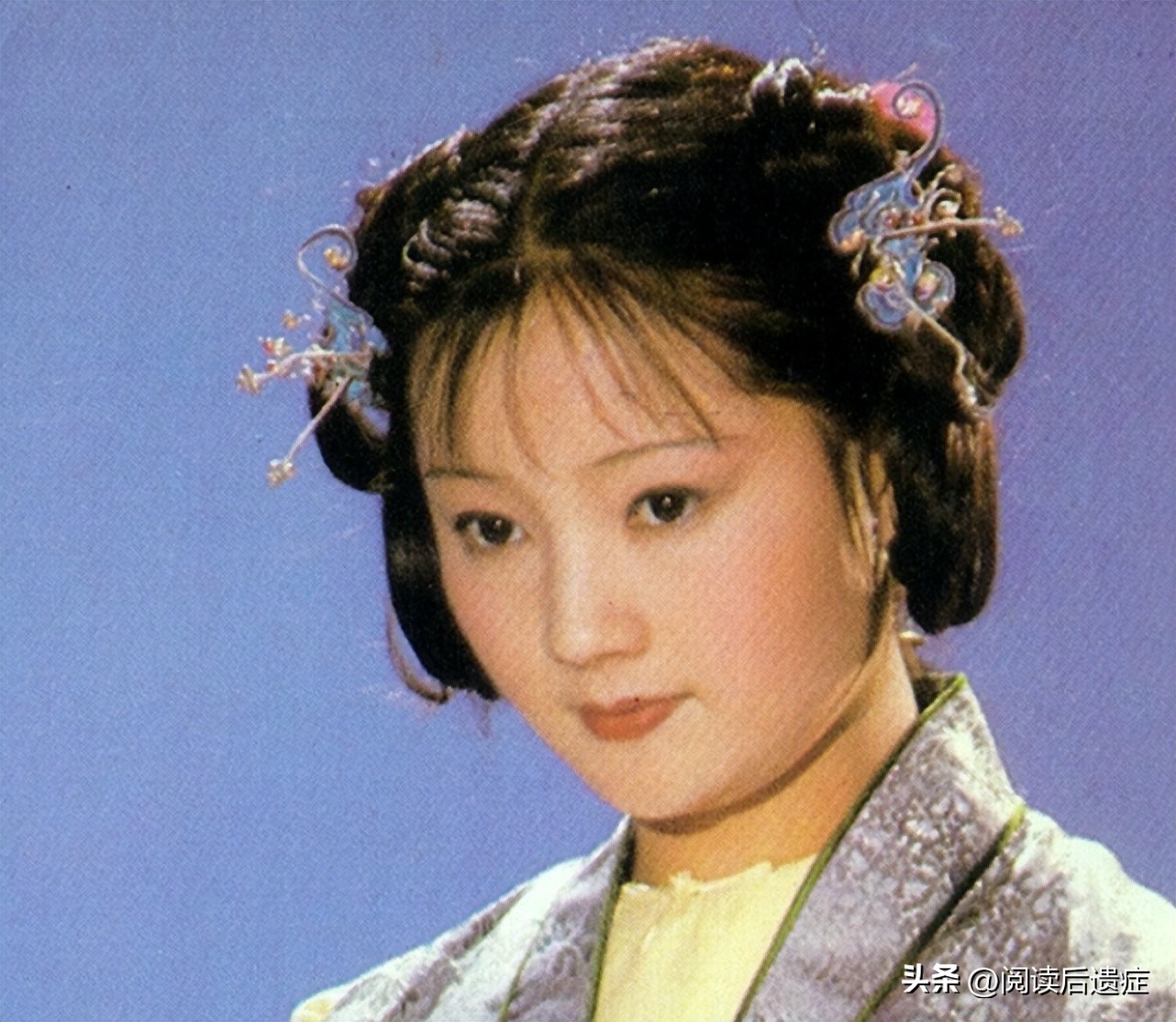 "A Dream of Red Mansions": Yu Chuan'er and Ying'er carry a bowl of soup ...