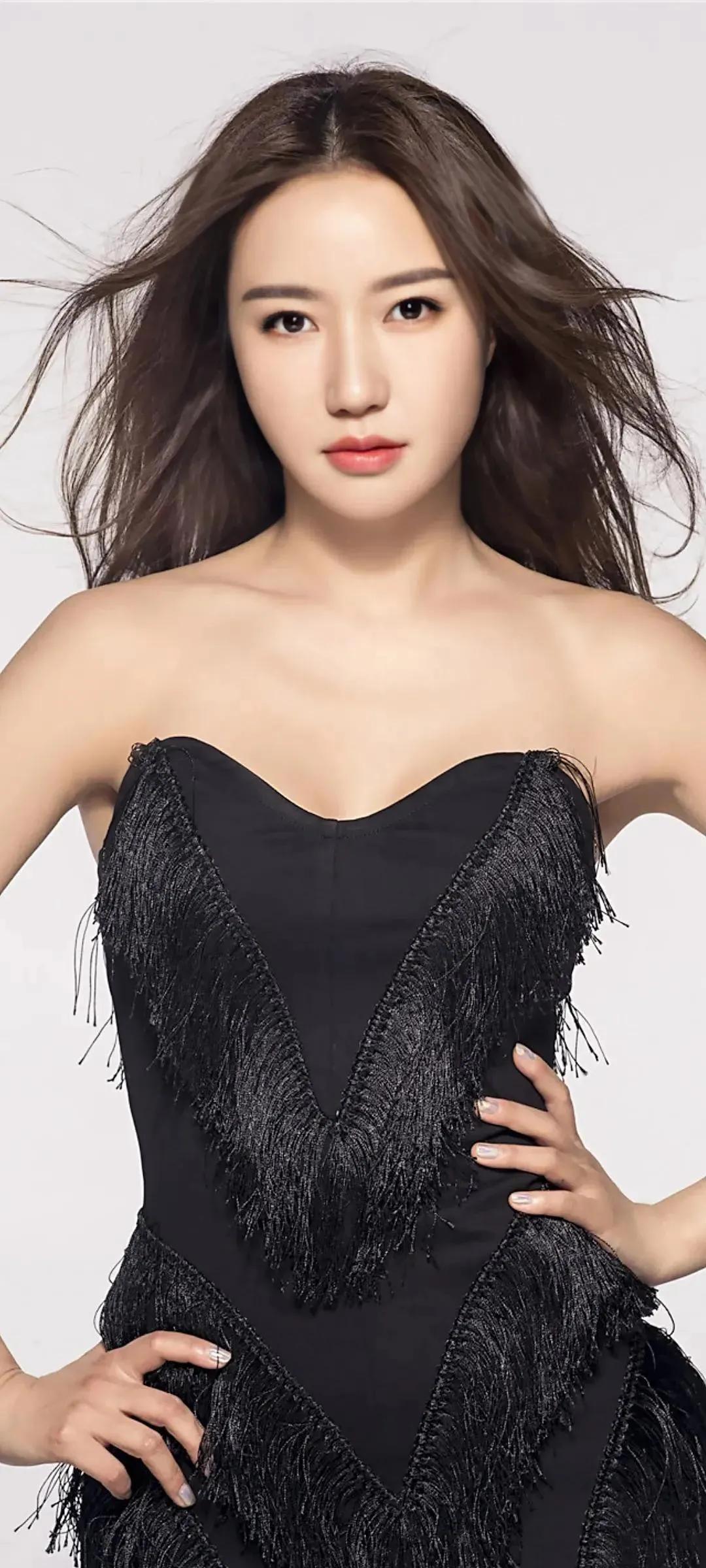 The artist Han Yuqin, with her stunning figure and stunning figure, is ...