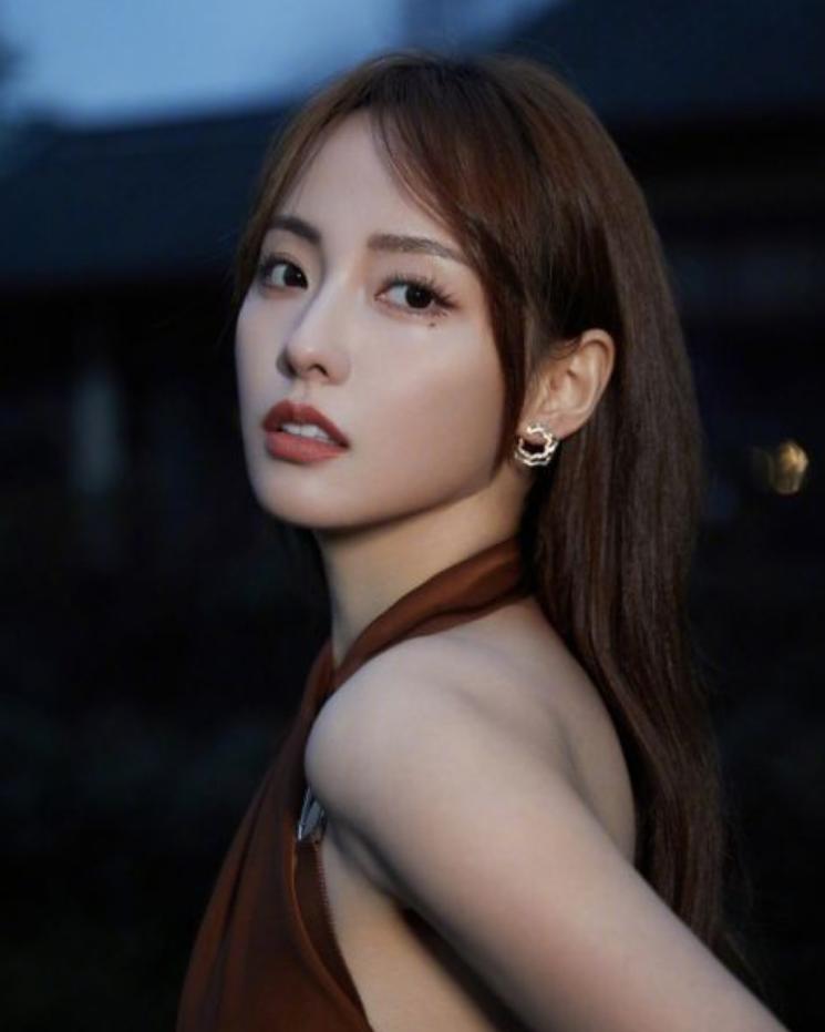 "Yueyou Jinbang" Grand Ceremony: Zhang Jiani's Mocha streamer skirt is ...