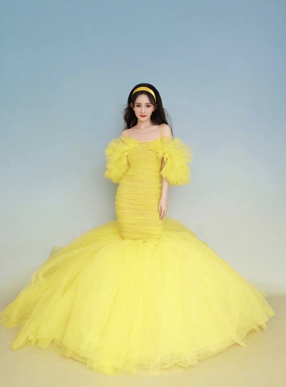 Yang Mi is unusual!Wear a tight tulle skirt to show off your curves ...