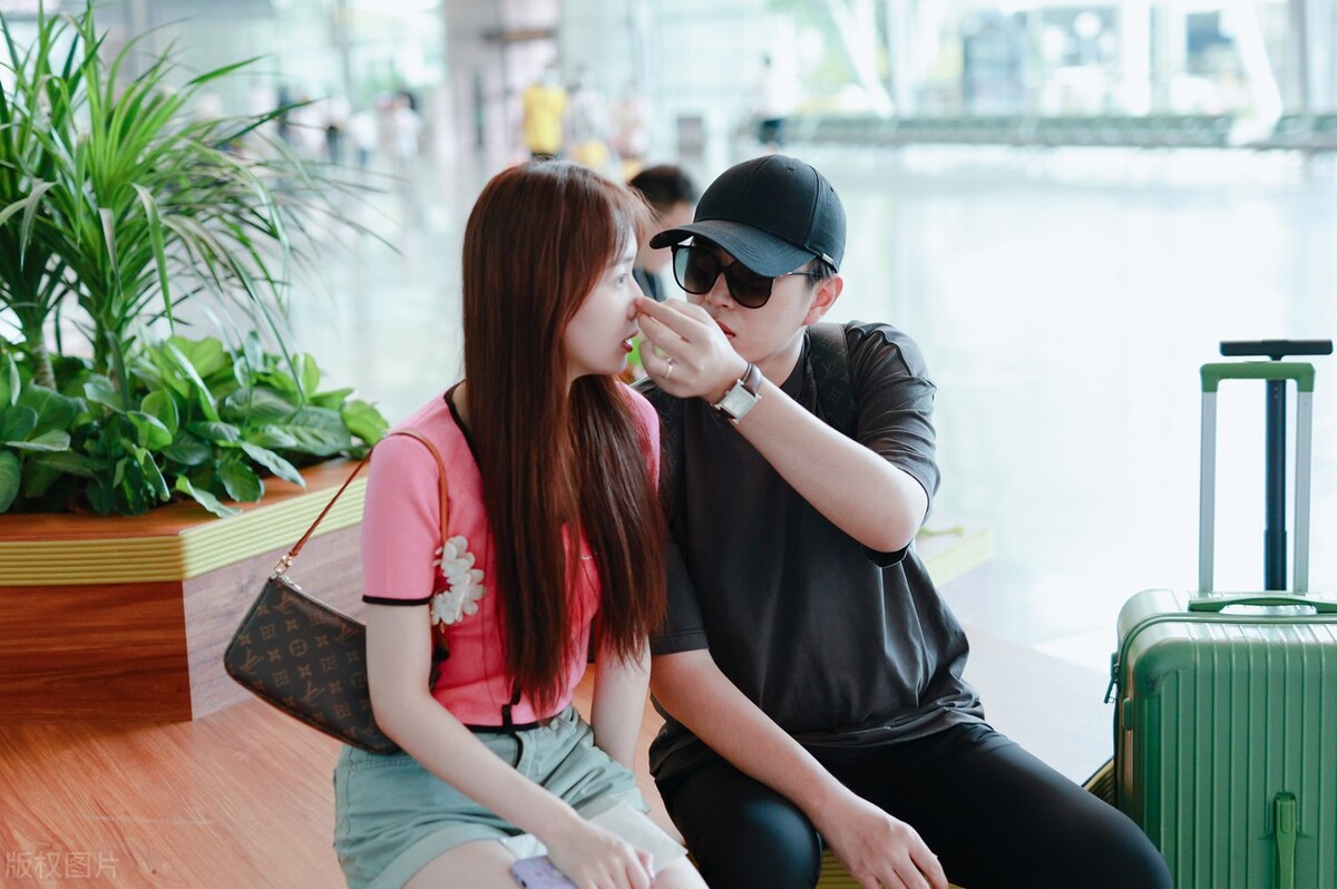 Qin Niu Zhengwei and her husband showed off their affection at the airport, touching their faces ...