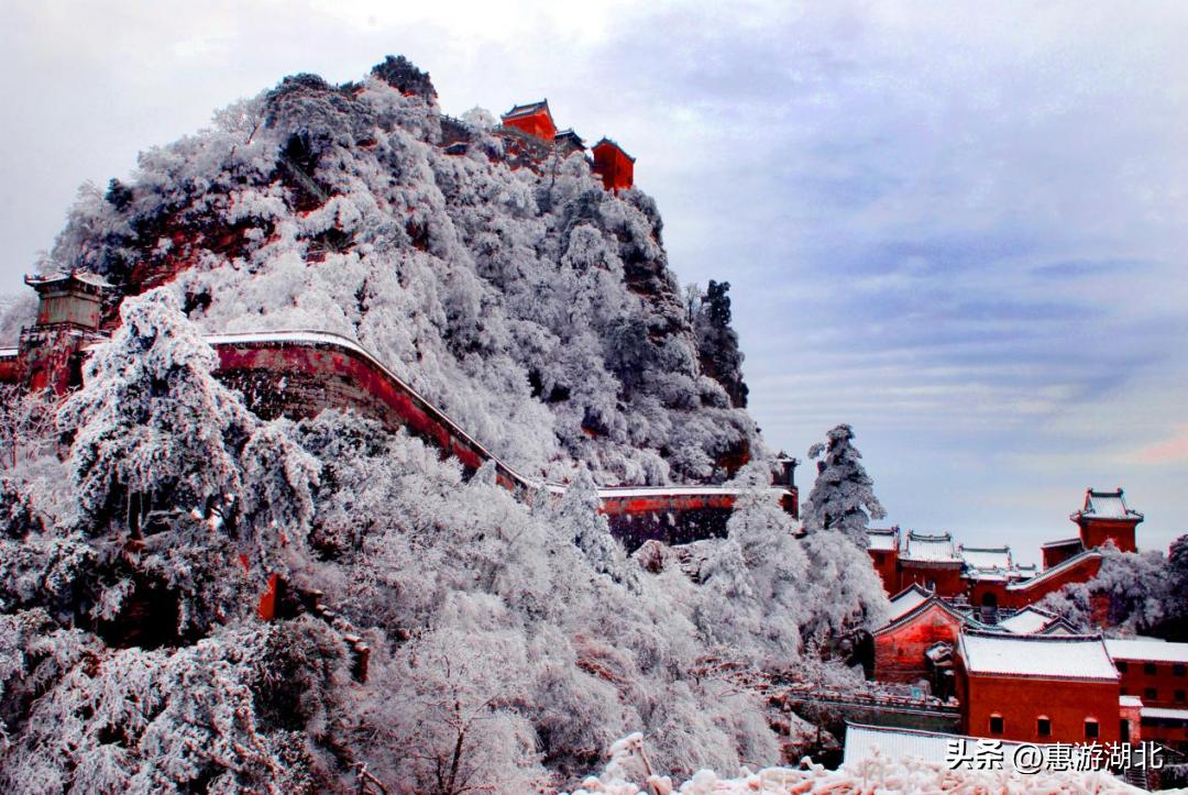 Beautiful!It's snowing in Wudang Mountain - iNEWS