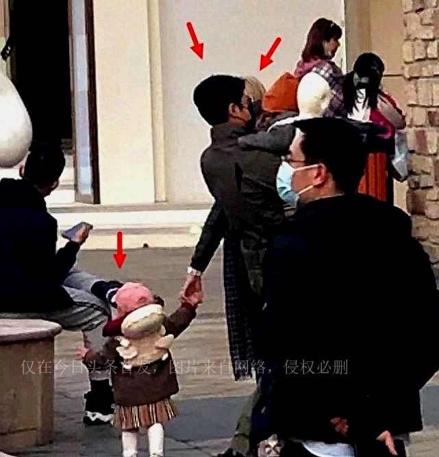 Sa Beining's family of four appeared, the twins' first twins were ...