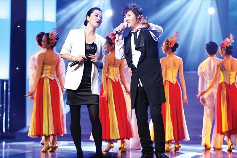 A close photo of Mao Amin and his friends Na Ying, Tian Zhen, Li Guyi ...