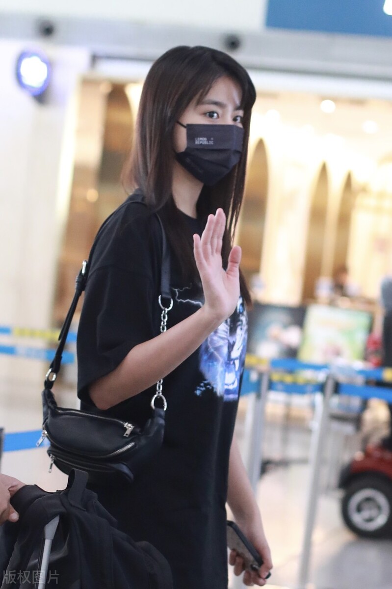 Jin Zihan's short-sleeved printed T-shirt and jeans look low-key and ...