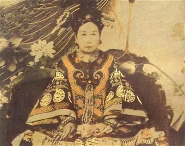 The maid with the highest status in the Qing Dynasty, when she sat at ...