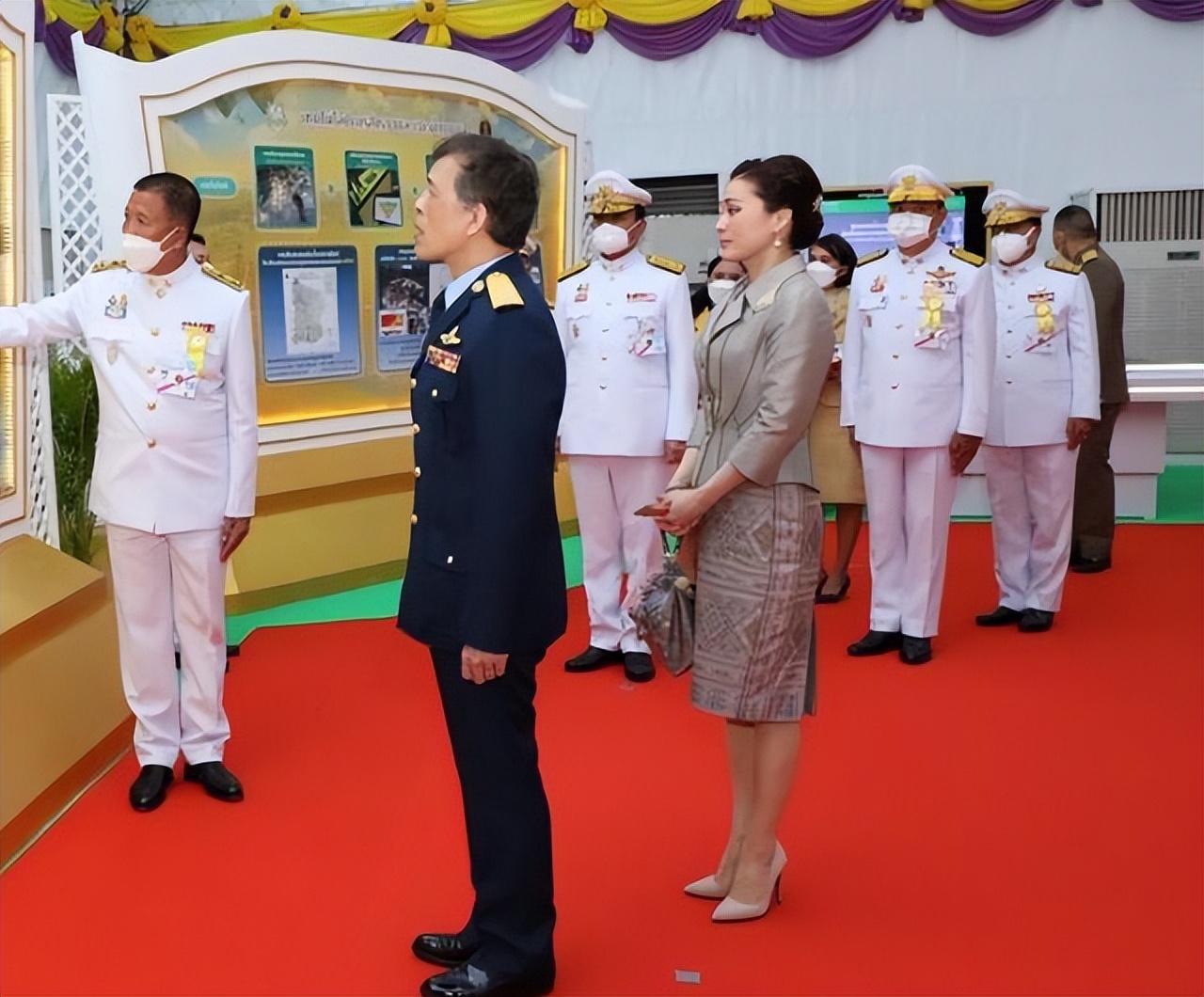Queen Suthida is affectionate, staring at the 70-year-old Thai king in ...