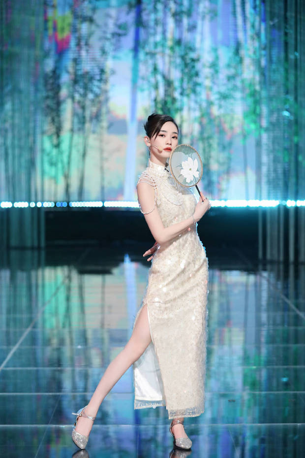 Liu Yase boldly changed her style! Challenge the cheongsam to be too ...