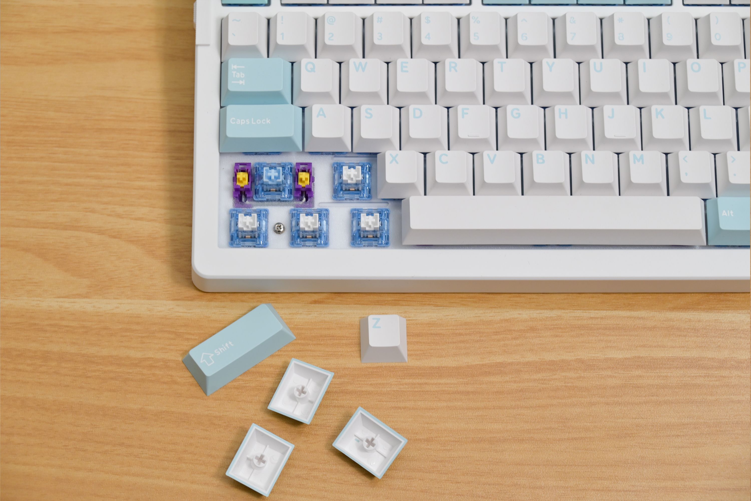 The small keyboard enhances the atmosphere of the desktop, a small test ...