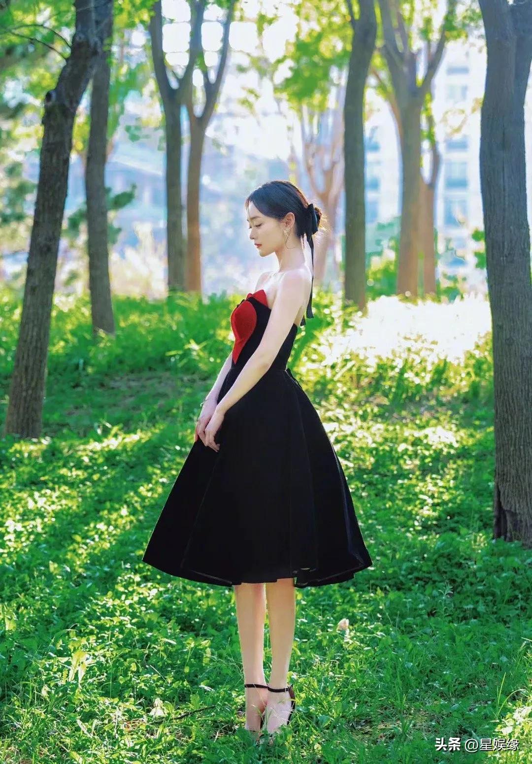 He Hongshan's latest photo, red heart tube top skirt, sister is the ...