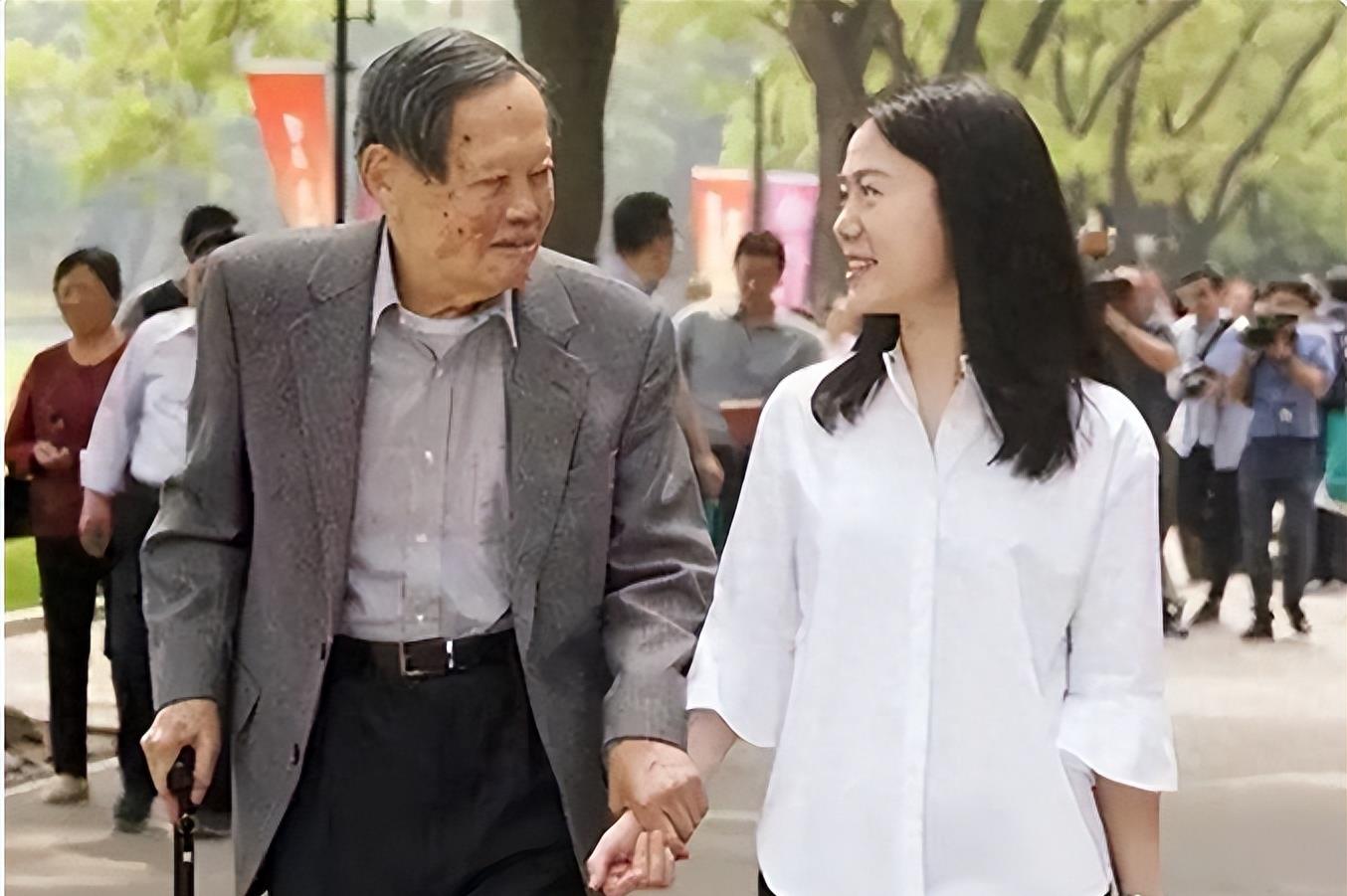 Ms. Weng Fan has also become old because of the situation. She was ...