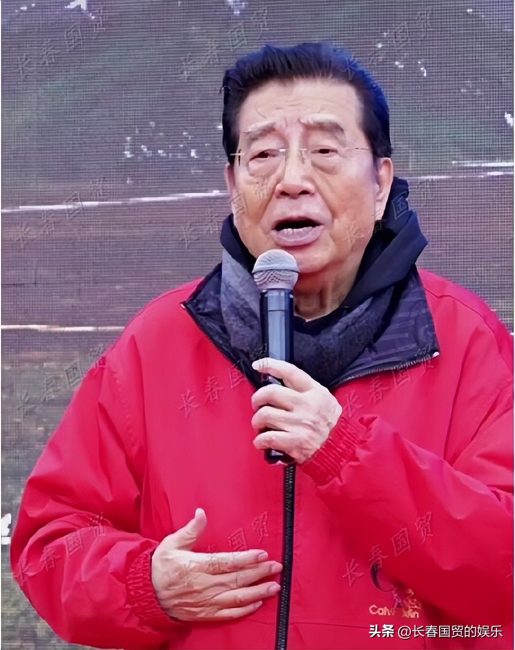 84-year-old Li Shuangjiang rarely appeared on stage to sing, his hair ...
