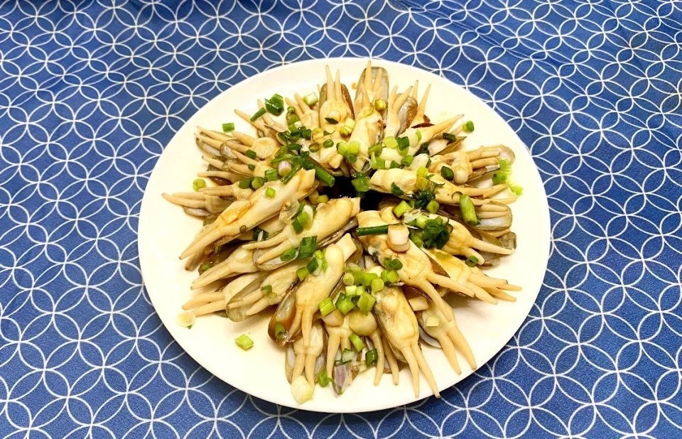 Seafood recipe: razor clams with scallion oil, quick homemade seafood ...