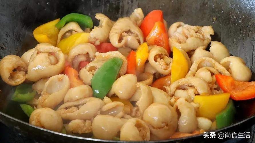 The practice of fried pig intestines, food production, healthy ...