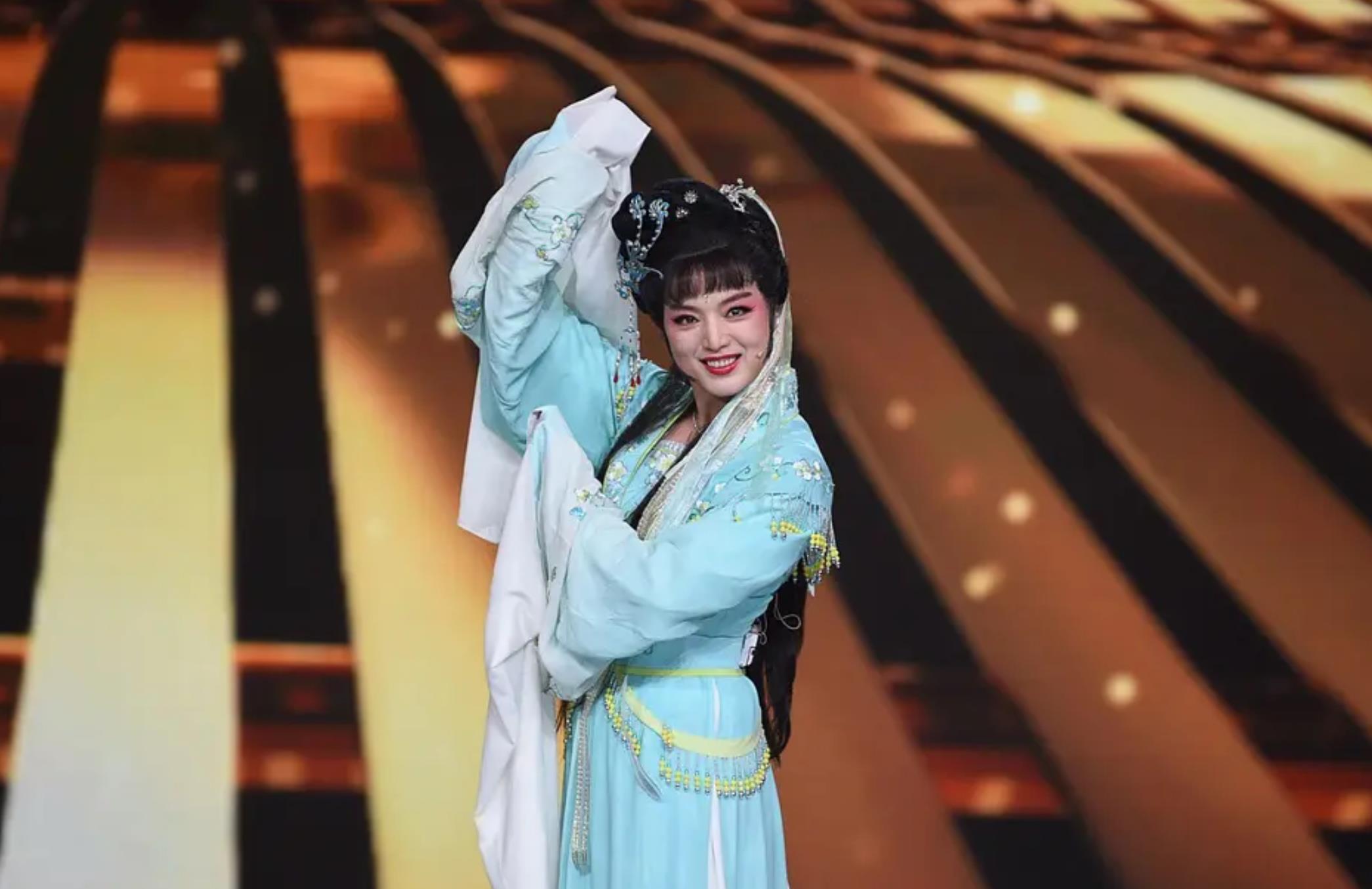 Singer Bai Xue: After divorcing at the age of 38, she remarried and ...