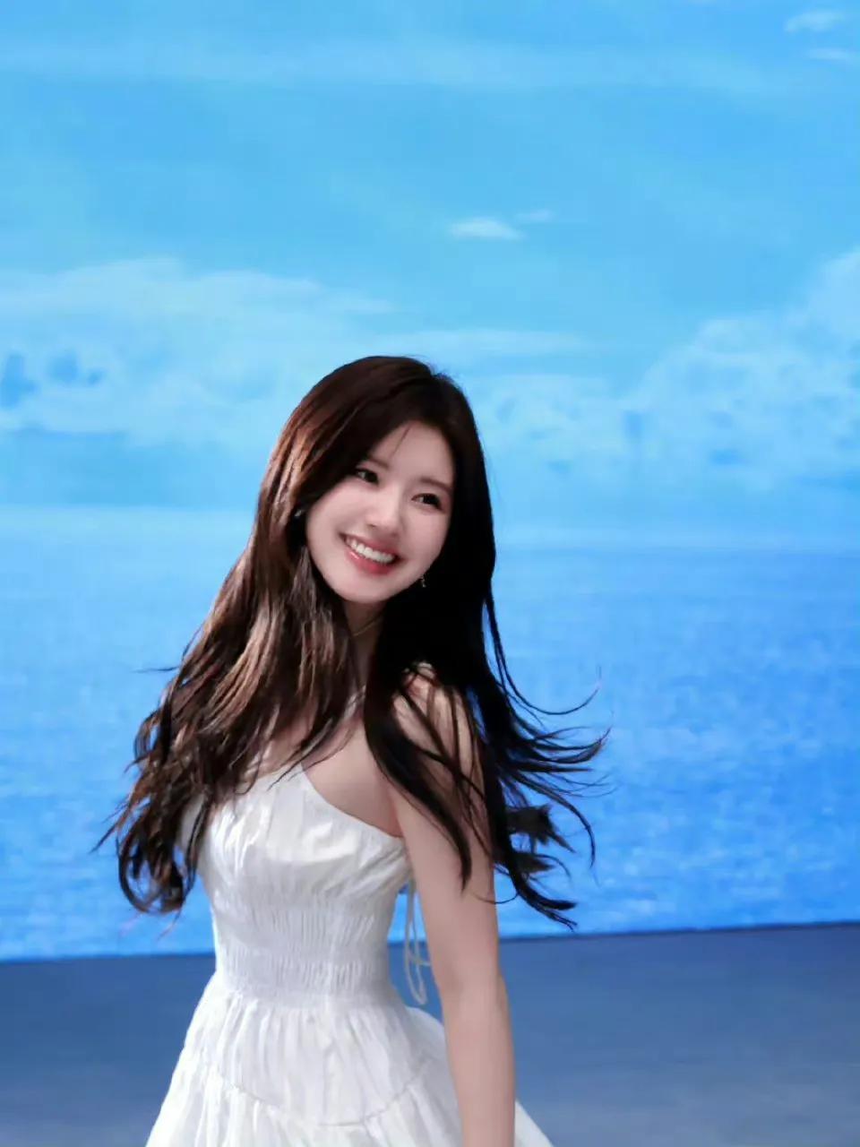 Zhao Lusi: Youth blooms, beautiful as ever! The beautiful figure shows ...