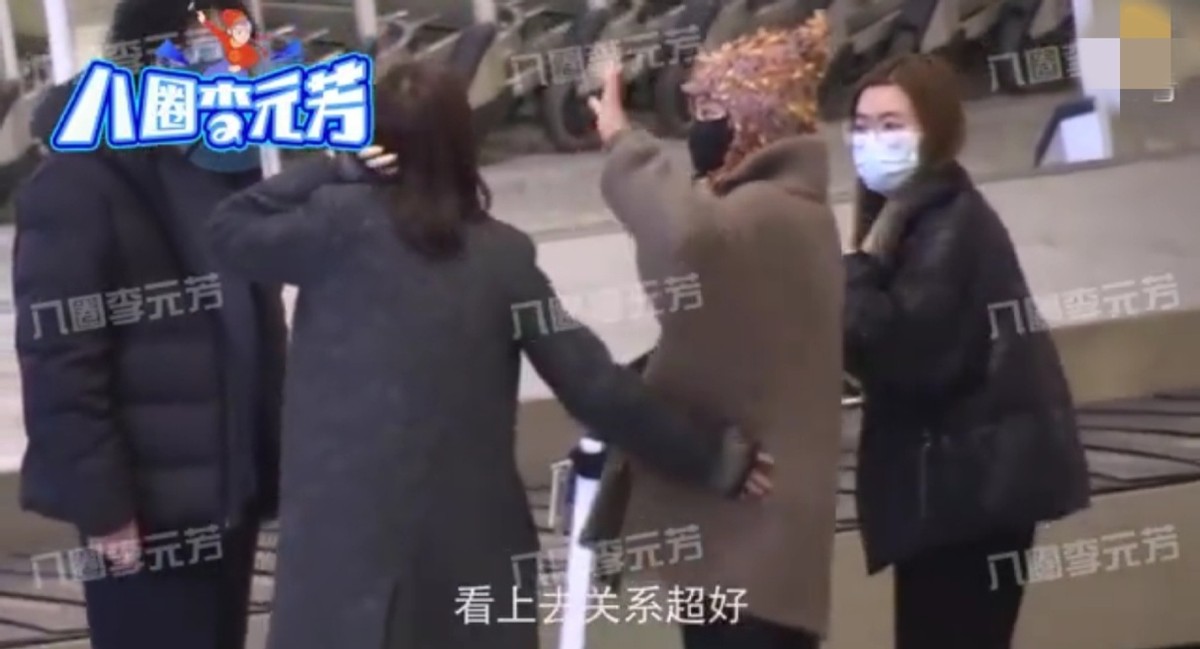 Mei Ting and Liu Mintao met by chance at the airport, wearing a woolen ...