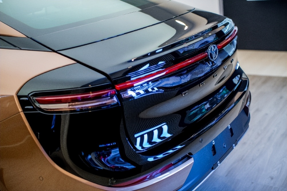 Innovative and dynamic, Crown SportCross creates a more comfortable ...