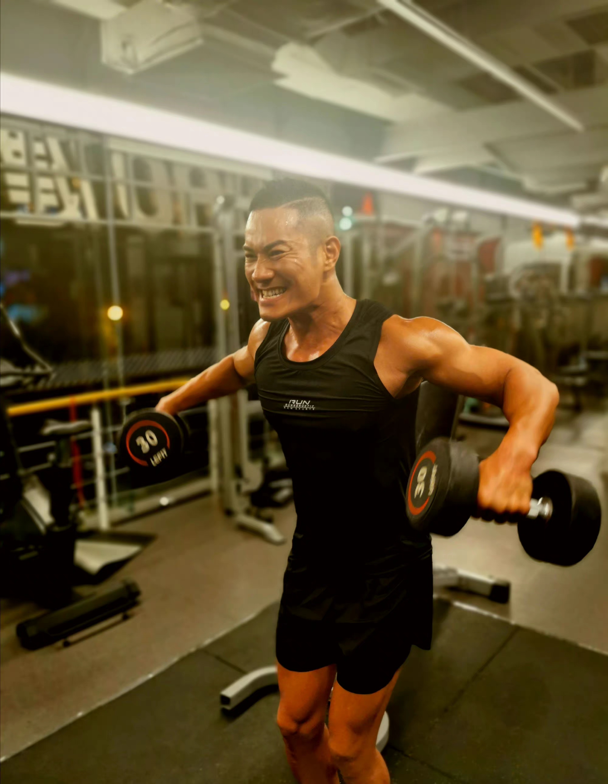 Hong Kong star Huang Junfeng was slashed three times in the mainland!He ...