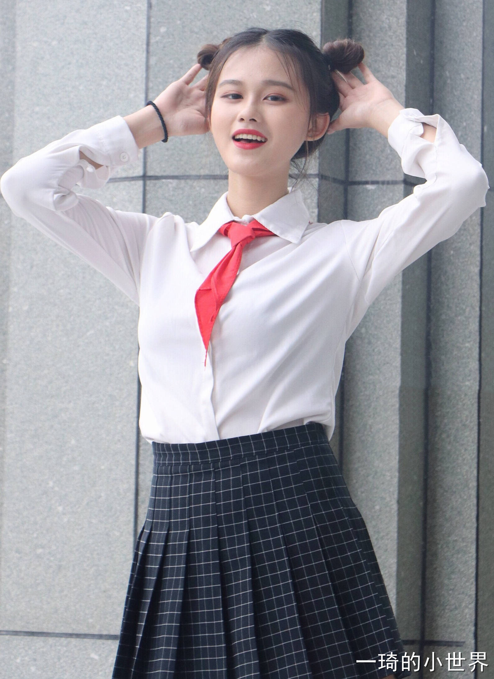 The student attire is full of vigor, and with the double ball head, it ...