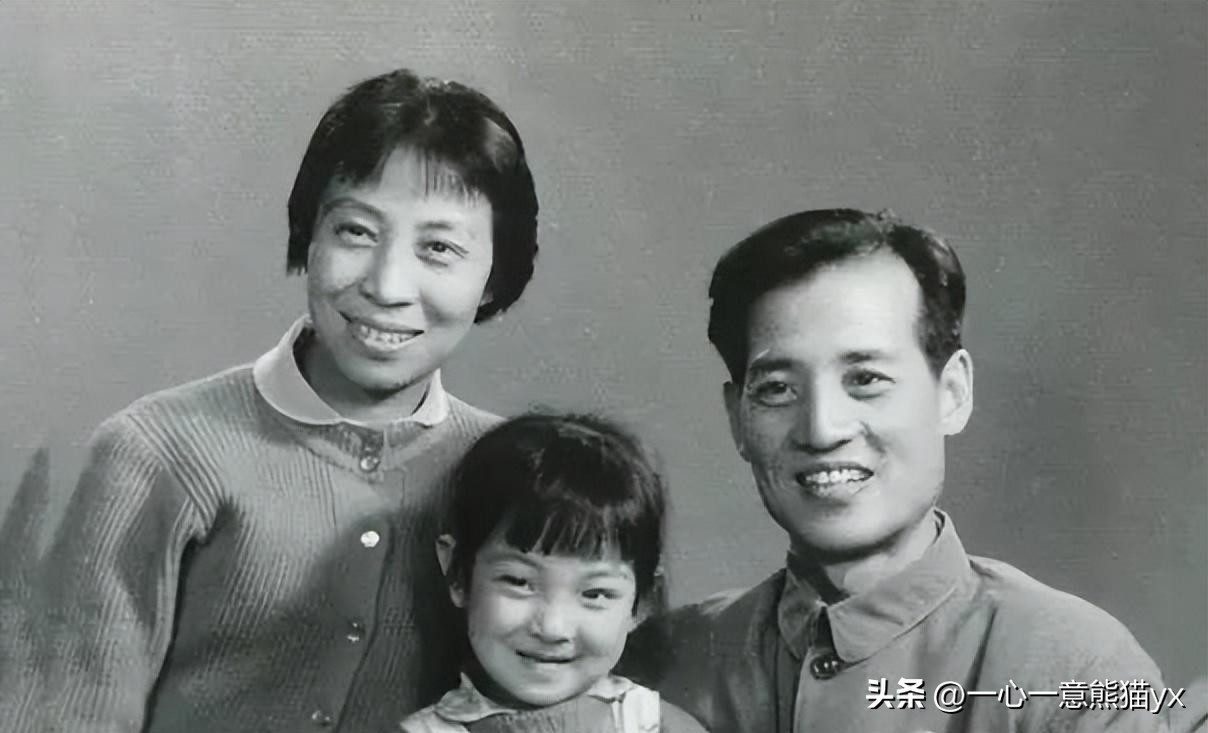 The famous actor Ma Ling and singer's father died young. She endured ...