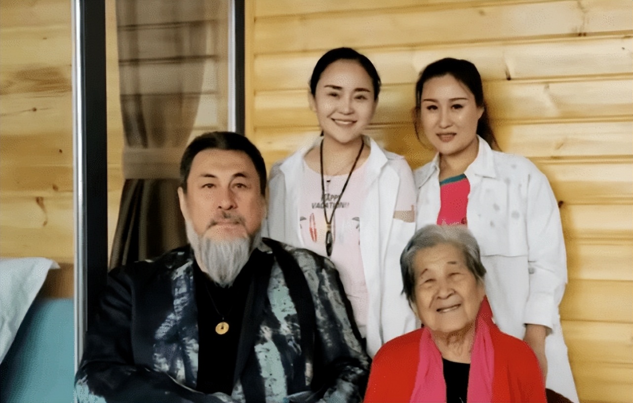 At the memorial service of Lu Shuming, who played Guan Yu, his wife and ...