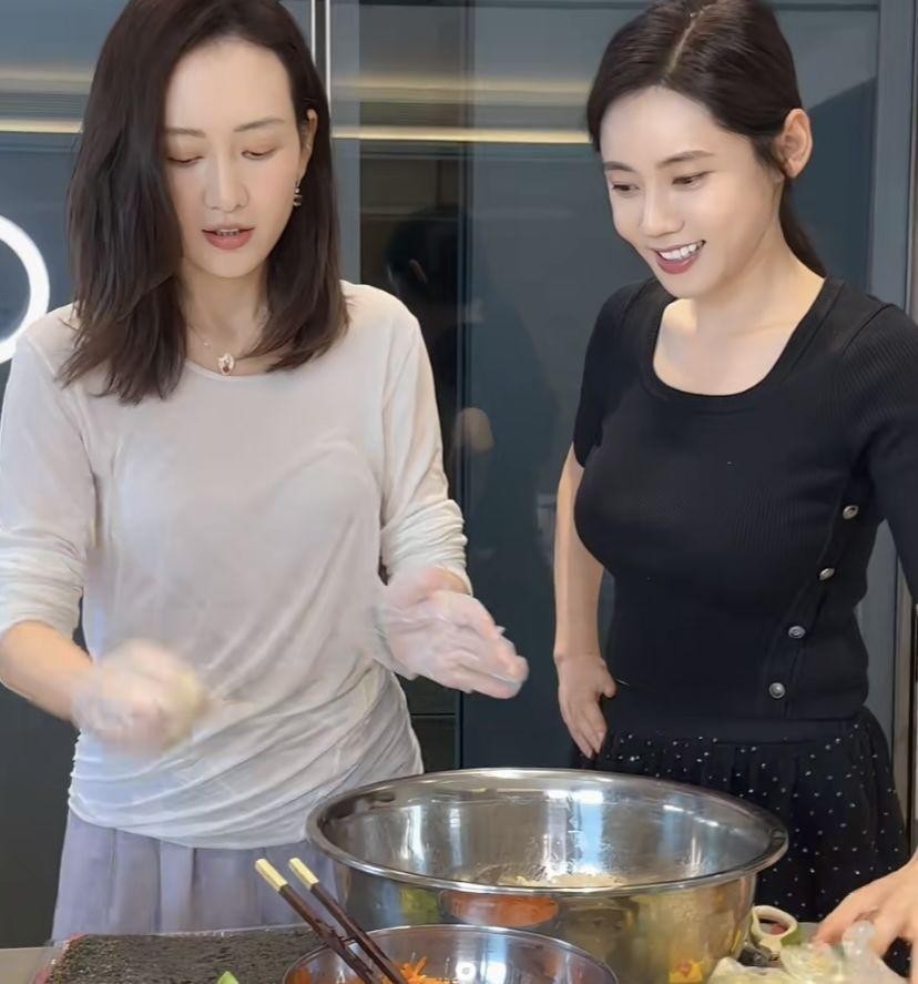 Wang Ou visited Zhang Jiani's home and cooked seaweed rice rolls together, revealing their ...