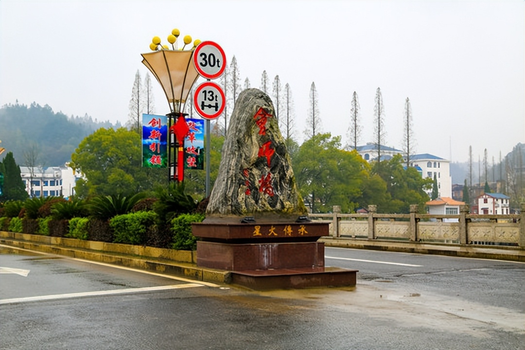 The scenery is unique here - overlooking the new look of Longshi - iNEWS