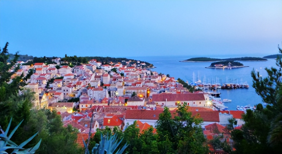 Croatian historical evolution and cultural characteristics, as well as ...