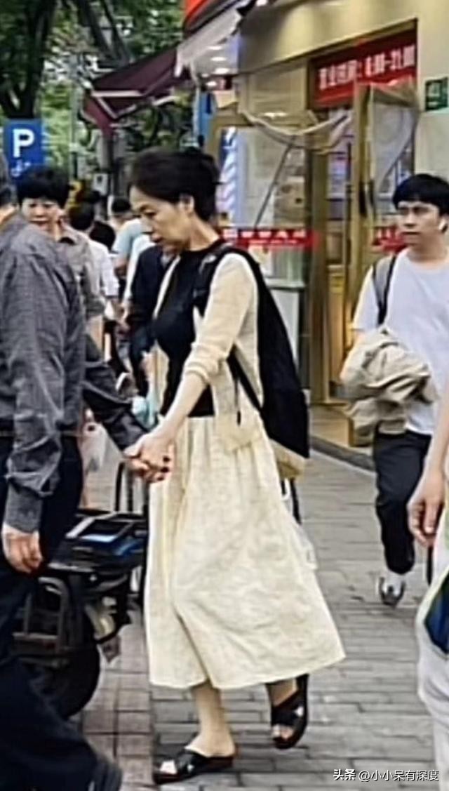 Yu Qiuyu is gray-haired and old, Ma Lan is elegant and beautiful, the ...