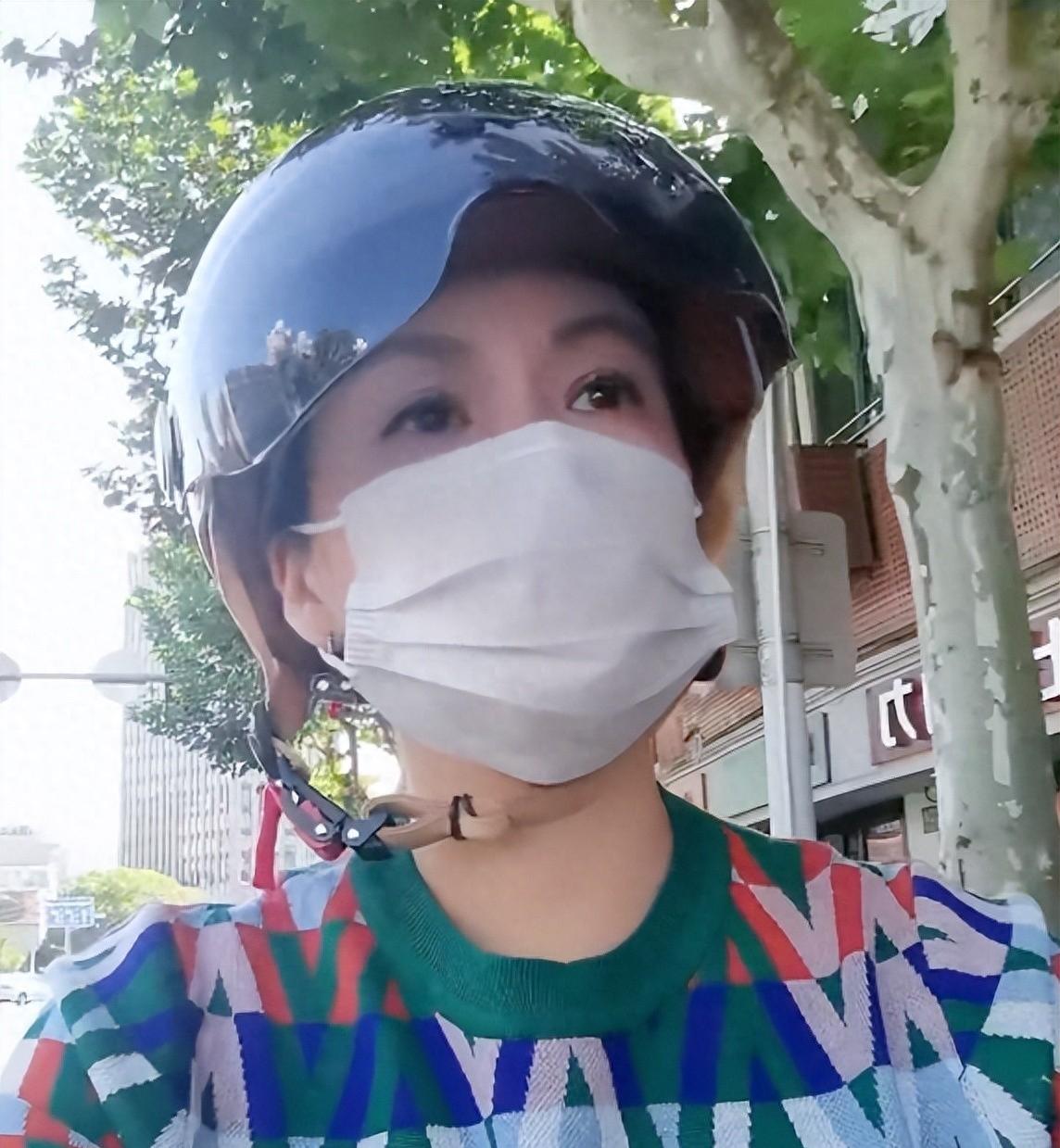 The well-known actress rides a small electric donkey to send her baby ...