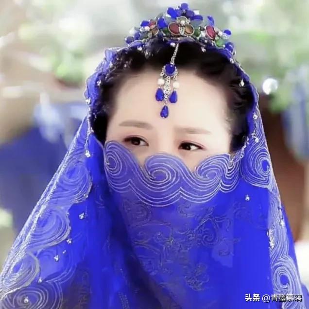 Group portraits of women in ancient costumes with veils, can you ...