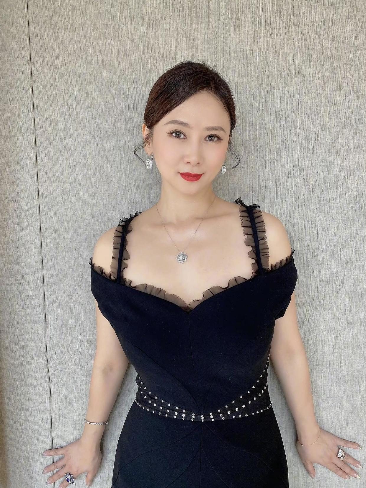 "Weng Hong" is really more temperament as he gets older, wearing a ...