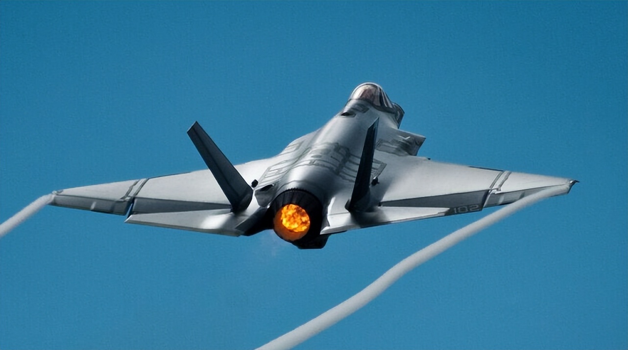 Hanging the fifth generation machine?The two-seat J-20 has completed ...